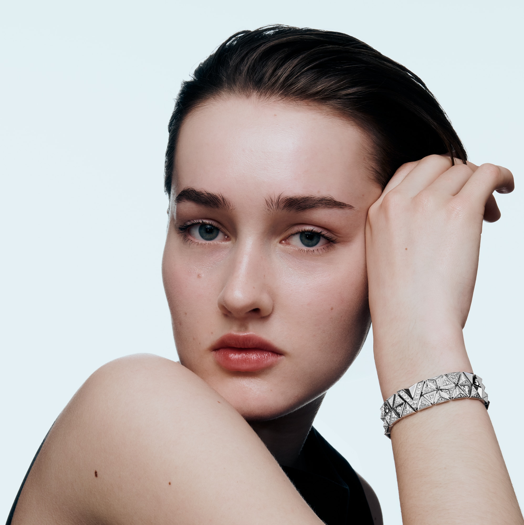Bracelet deux rangs Pure V, or blanc et diamants - Catégories de luxe ...