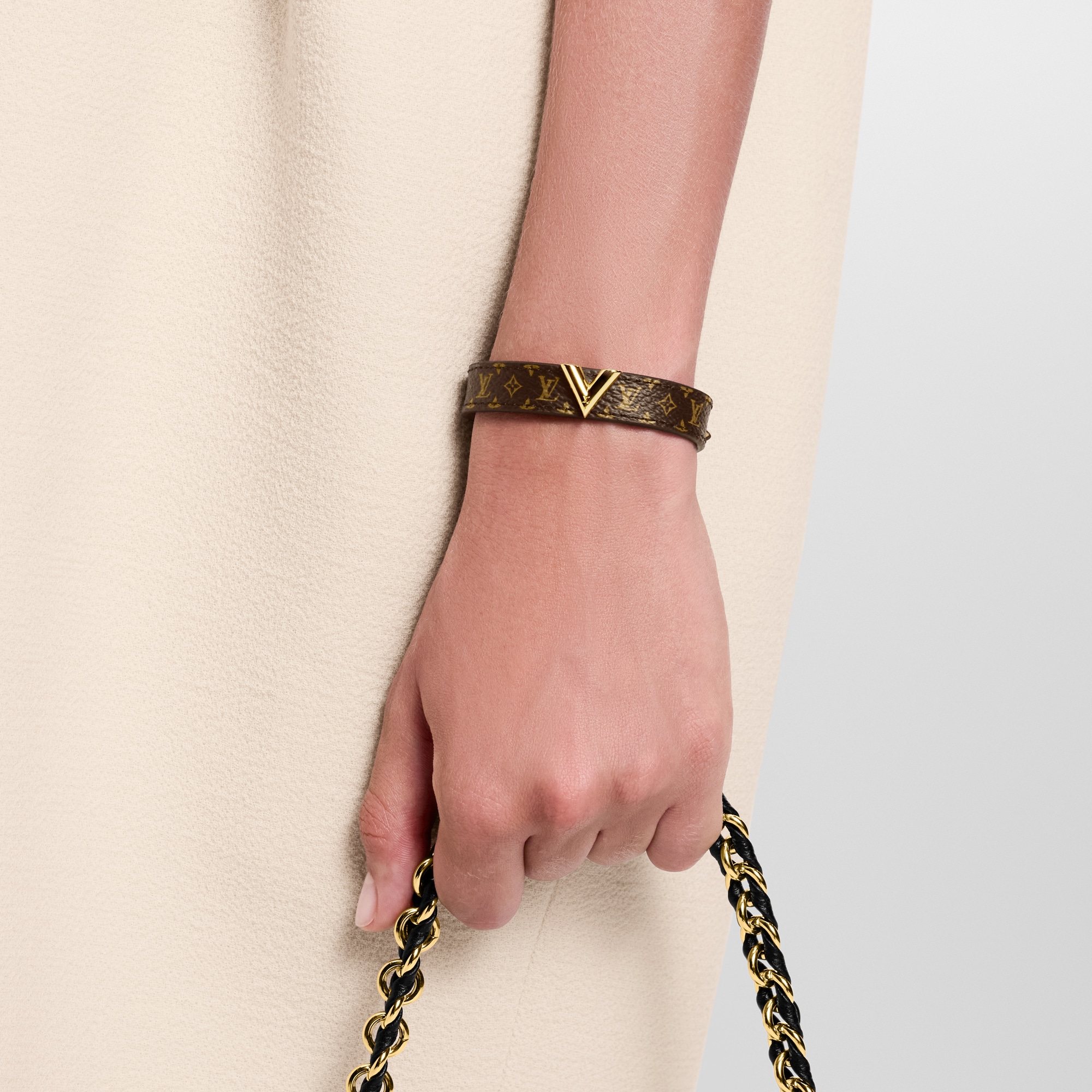 Bracelet Essential V Monogram | Collection Femme | LOUIS VUITTON